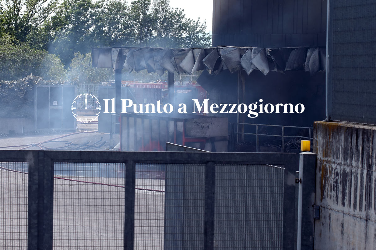 Incendio al centro commerciale Panorama di Cassino, fumo visibile a chilometri di distanza ...