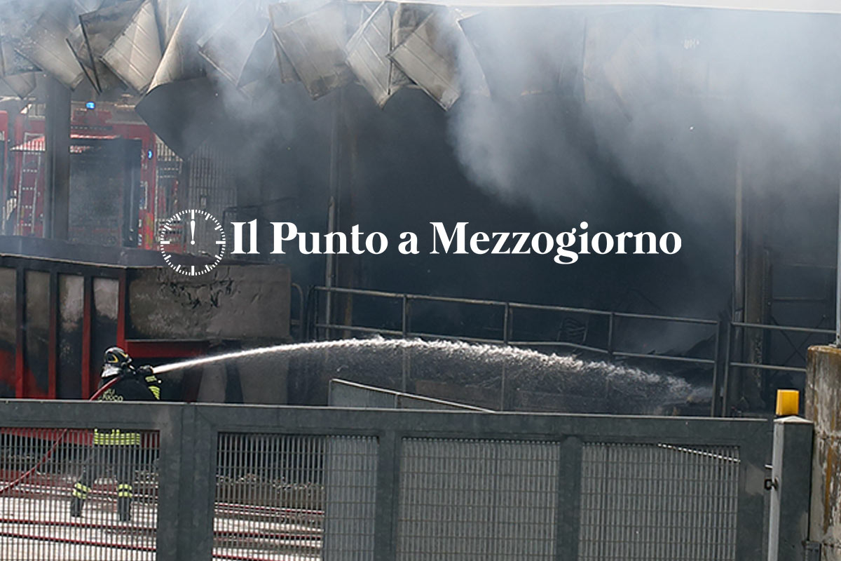 Incendio al centro commerciale Panorama di Cassino, fumo visibile a chilometri di distanza ...