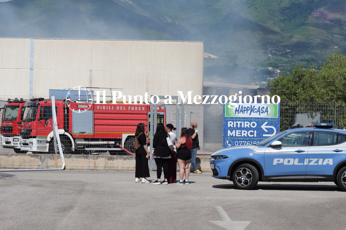 Incendio al centro commerciale Panorama di Cassino, fumo visibile a chilometri di distanza ...