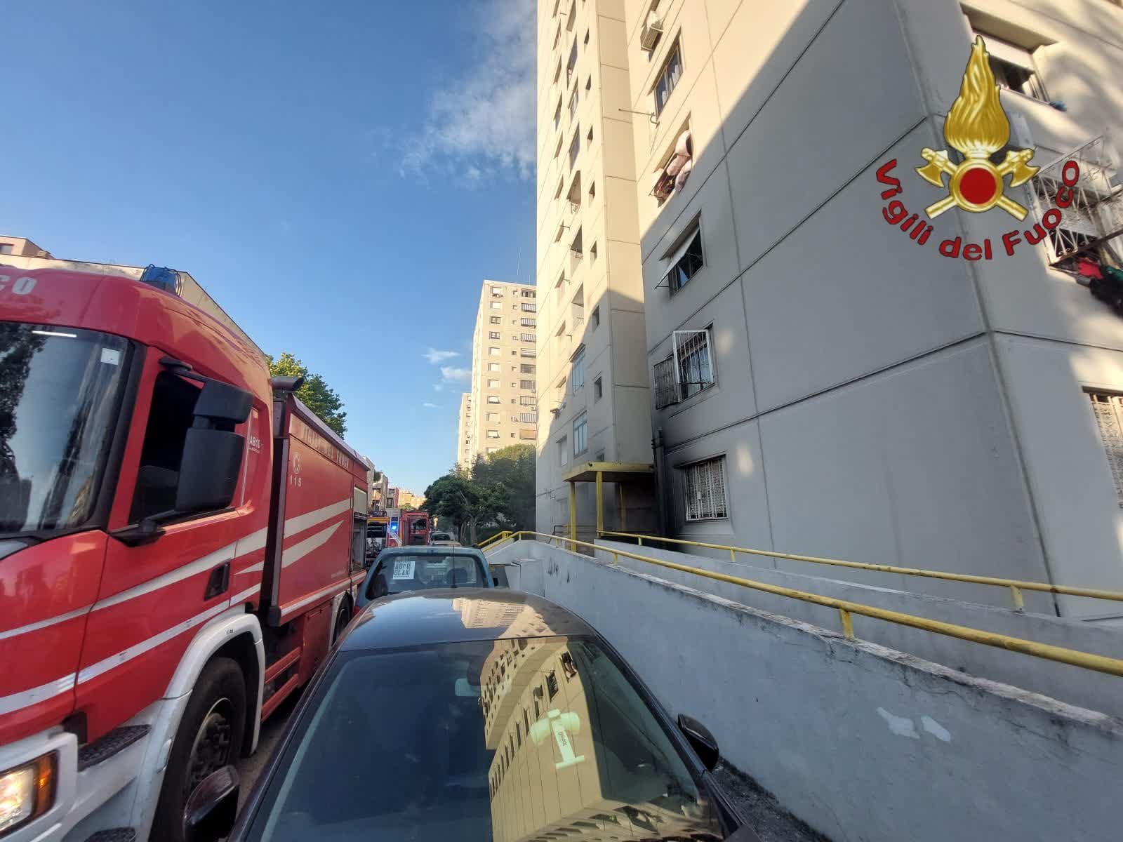 Incendio in palazzina Ater di 15 piani a Roma, evacuati 72 appartamenti ...